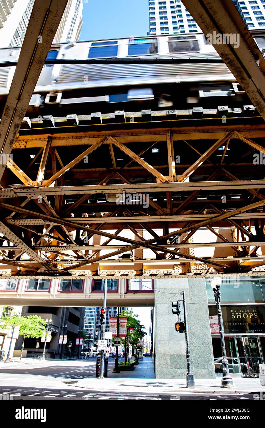 CHICAGO - The Loop train in downtown Chicago Stock Photo - Alamy