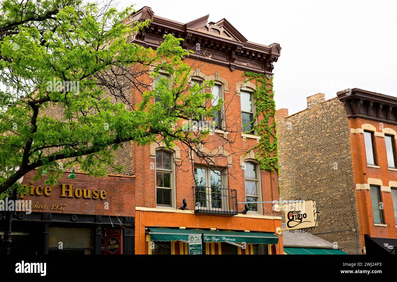 CHICAGO - Streets in the Old Town neighborhood of Chicago Stock Photo ...