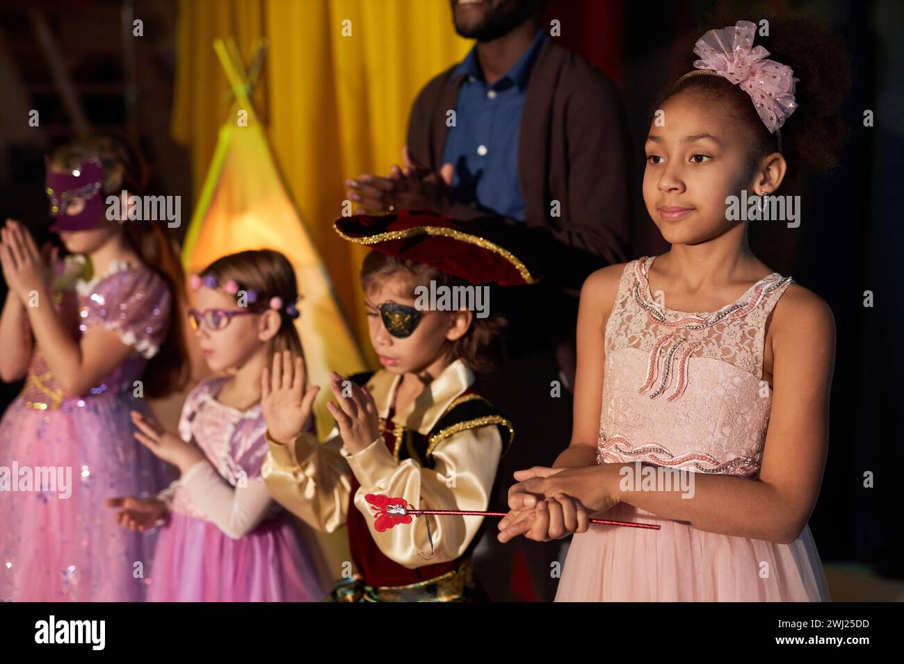 Children acting on stage hi-res stock photography and images - Alamy