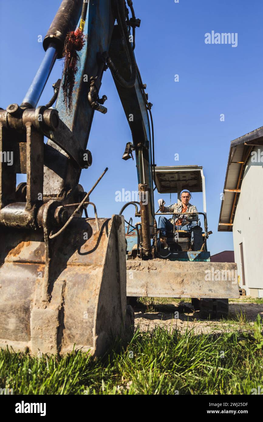 Male operating excavator hi-res stock photography and images - Alamy