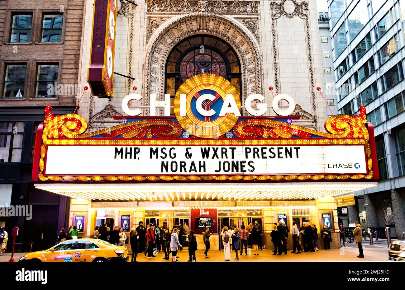 CHICAGO - The iconic neon sign of the Chicago Theatre Stock Photo - Alamy