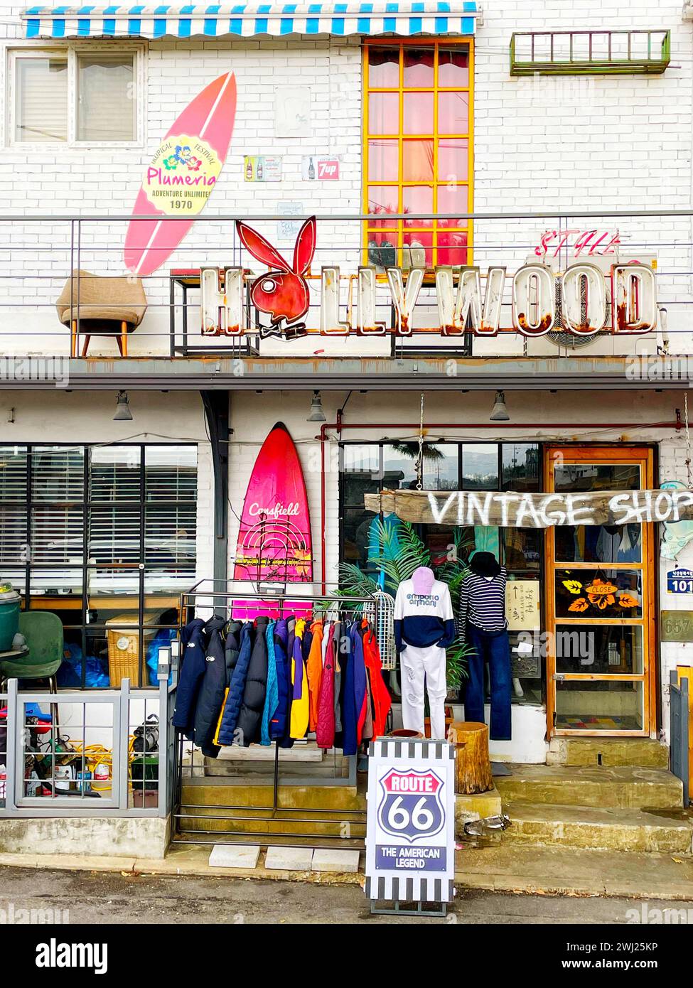 SEOUL - Vintage store in the Ihwa Mural Village in the Ihwa-dong ...