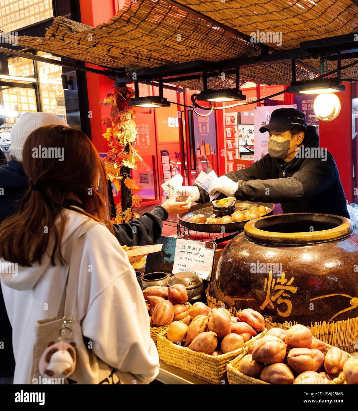 SEOUL - Food stalls at the night market of Myeongdong in Seoul Stock ...