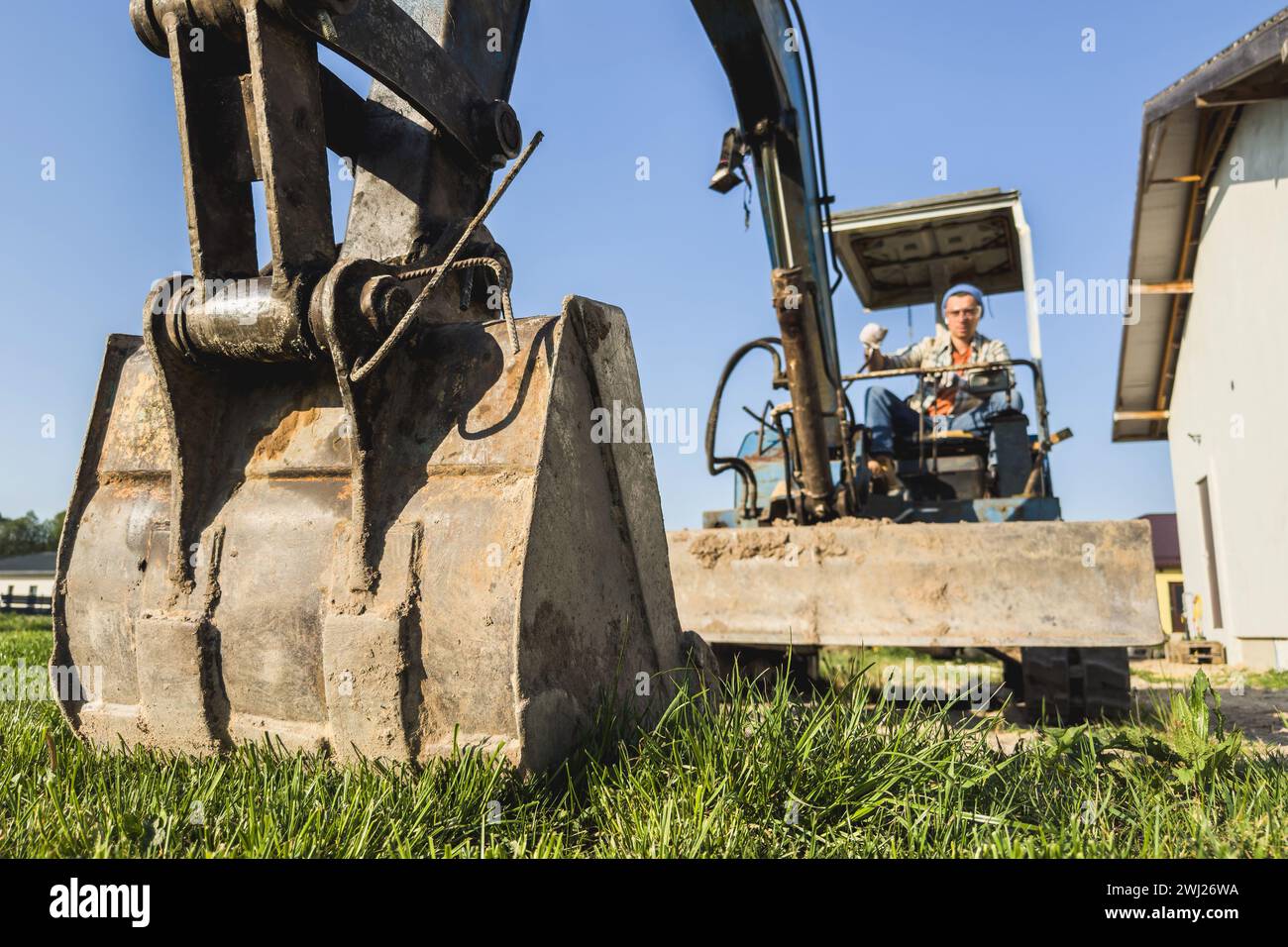 Male operating excavator hi-res stock photography and images - Alamy