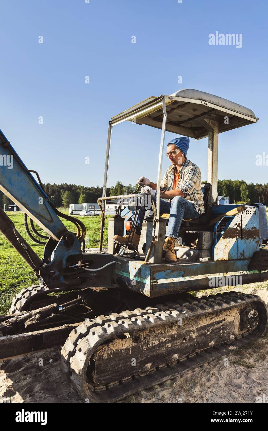 Excavator operating hi-res stock photography and images - Alamy