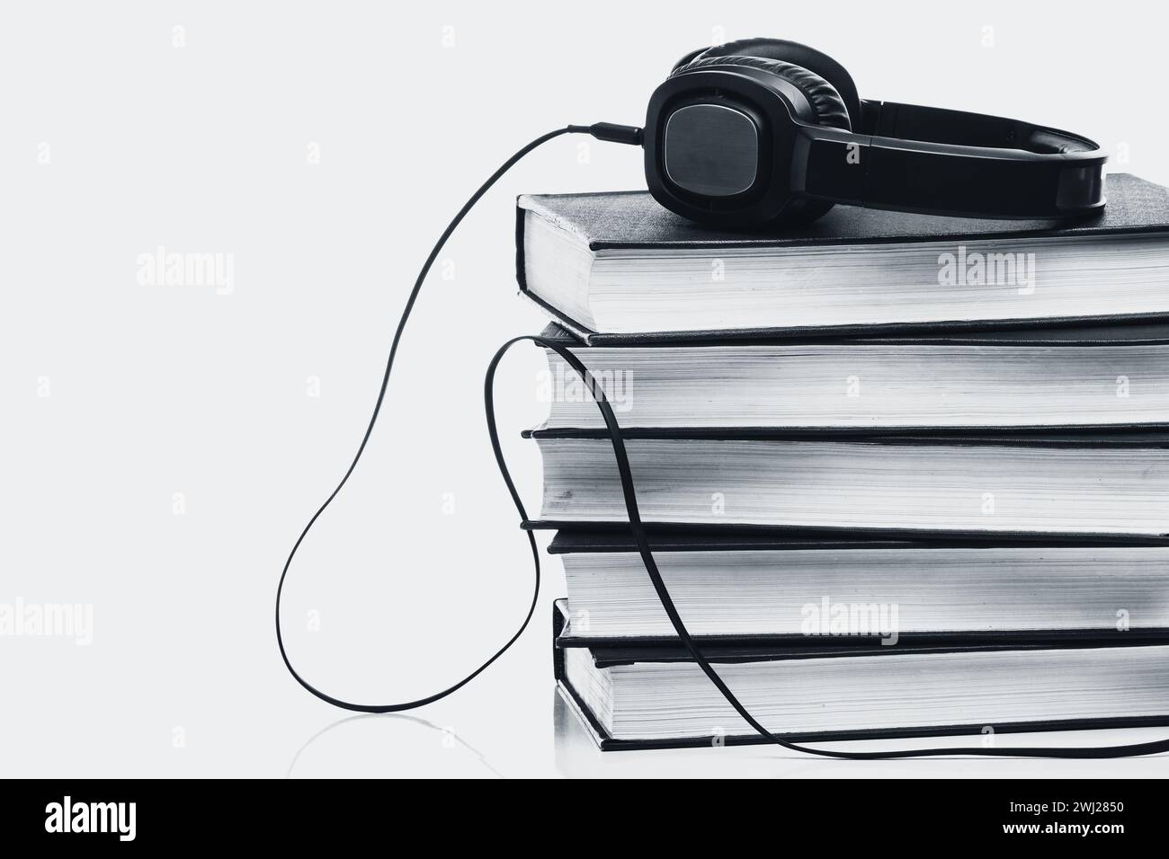 Listening books hi-res stock photography and images - Alamy