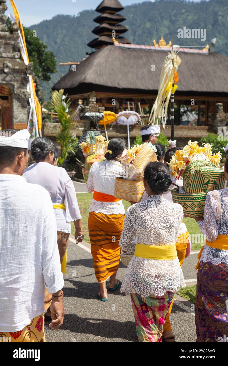 Balinese people wearing traditional costumes at hinduist ceremony Stock ...
