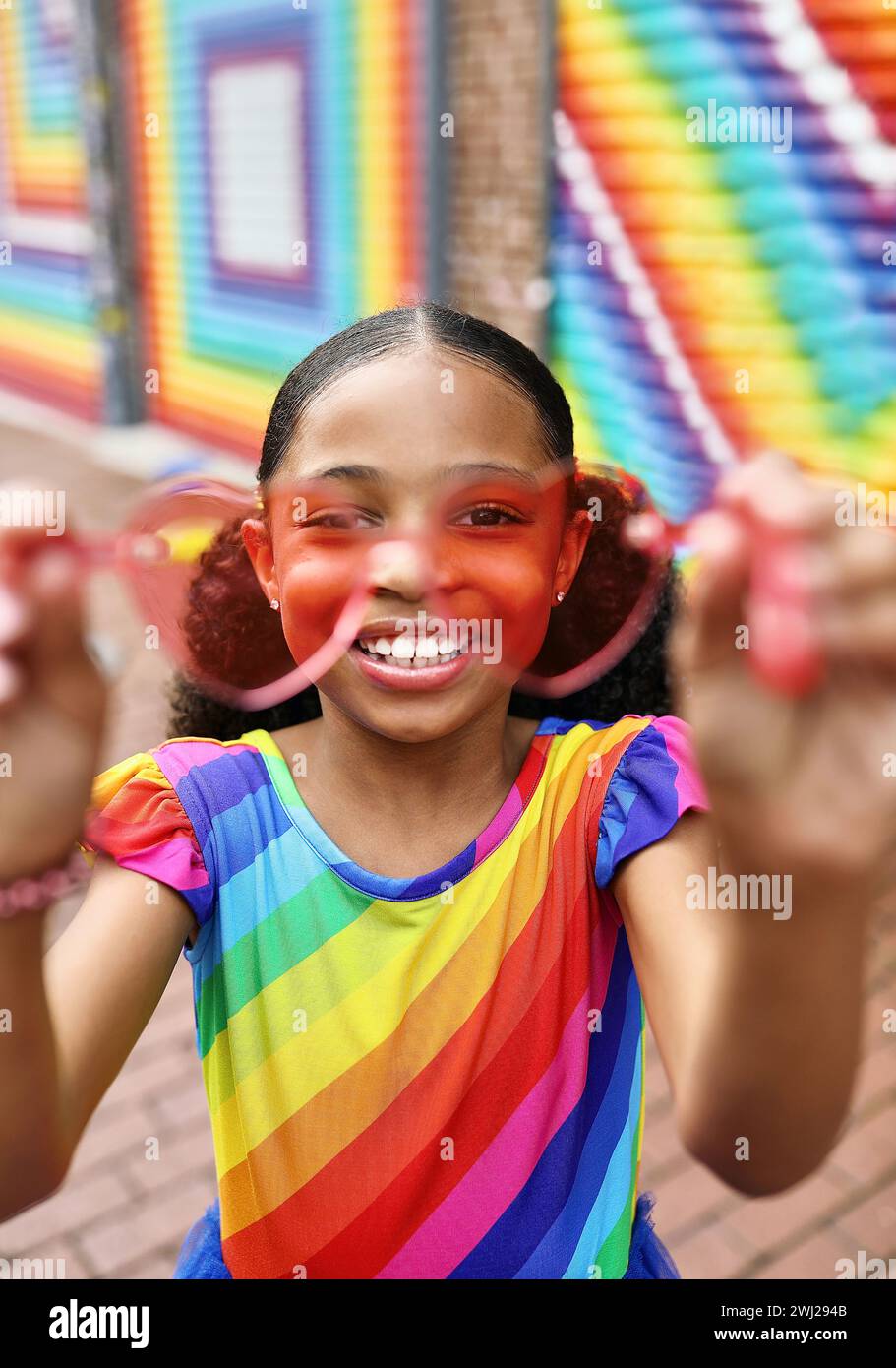 Girl smiling through heart Glasses in Washington, DC Stock Photo - Alamy
