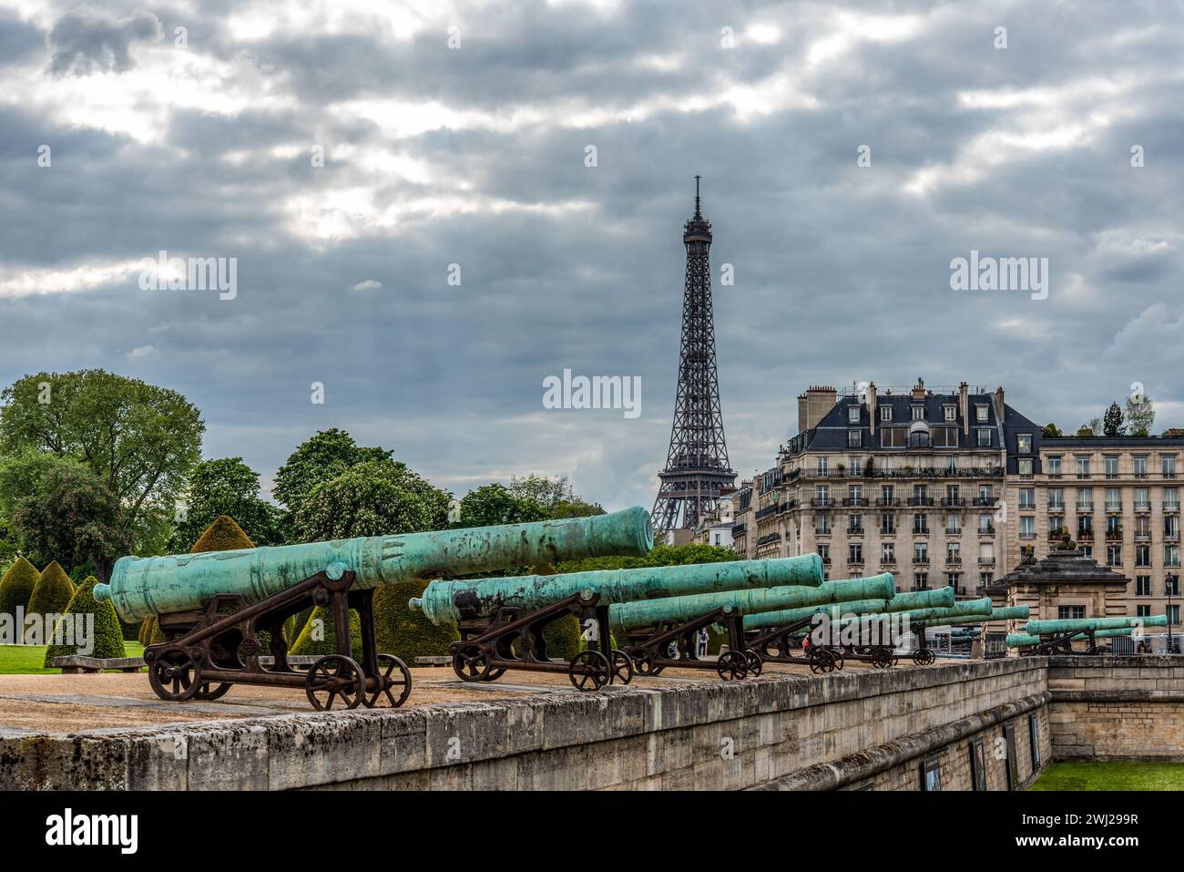 Napoleon cannon paris hi-res stock photography and images - Alamy