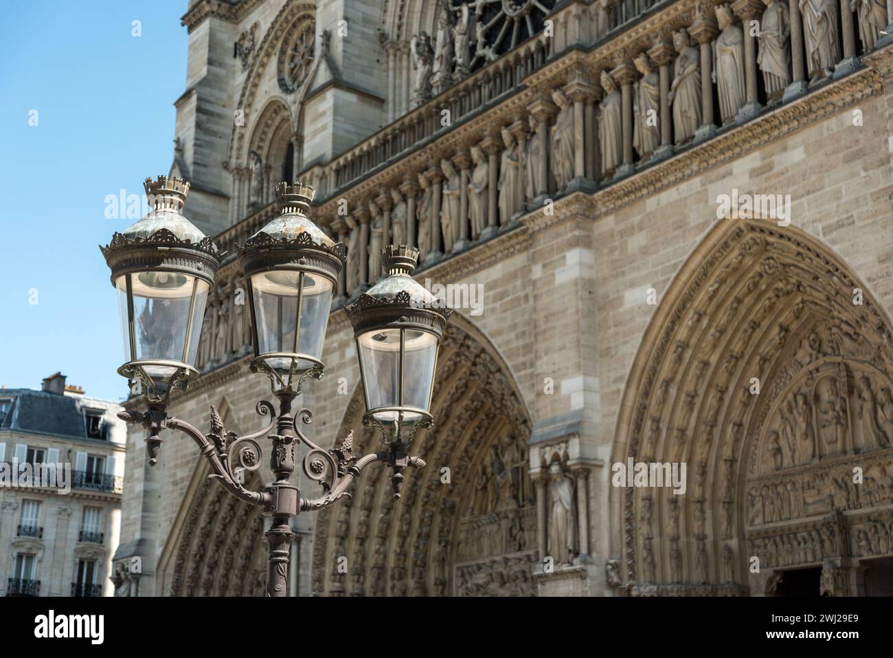 Historic street light in paris hi-res stock photography and images - Alamy