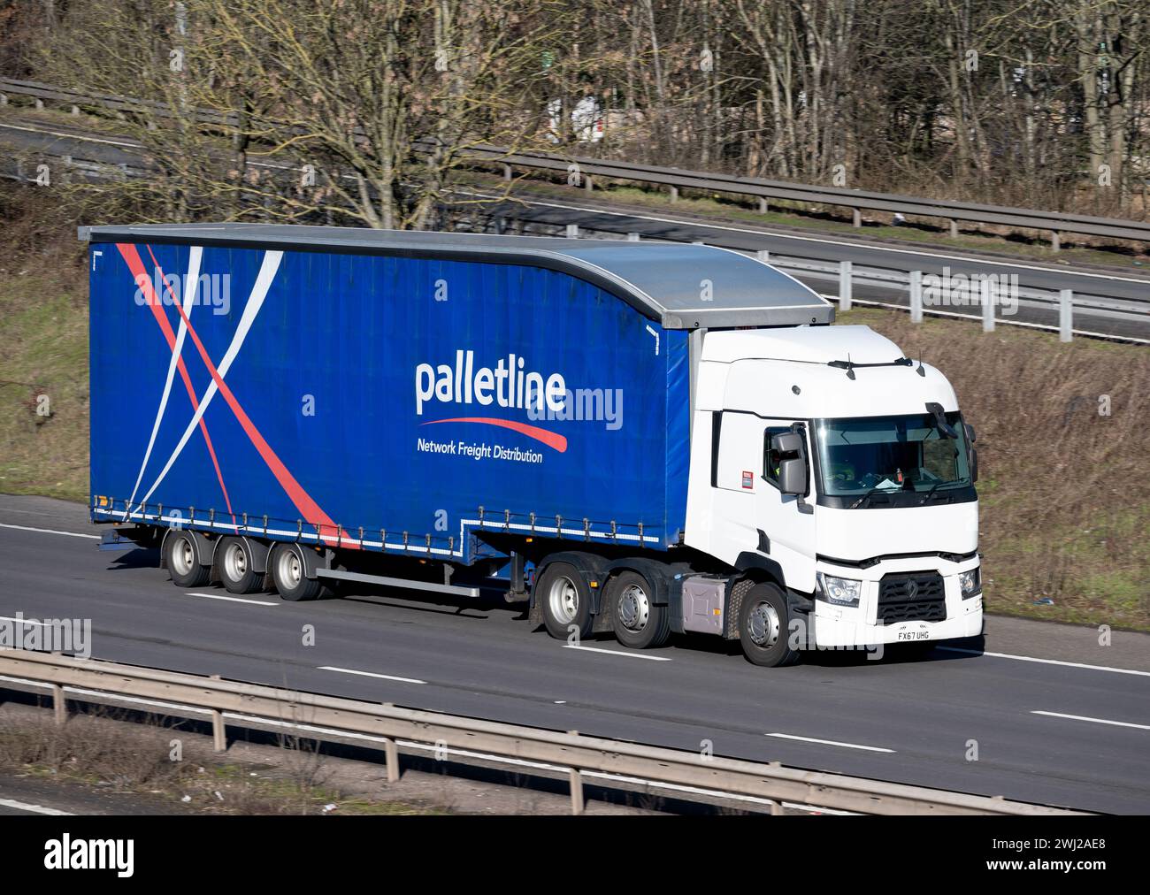 Palletline lorry on the M40 motorway, Warwickshire, UK Stock Photo - Alamy