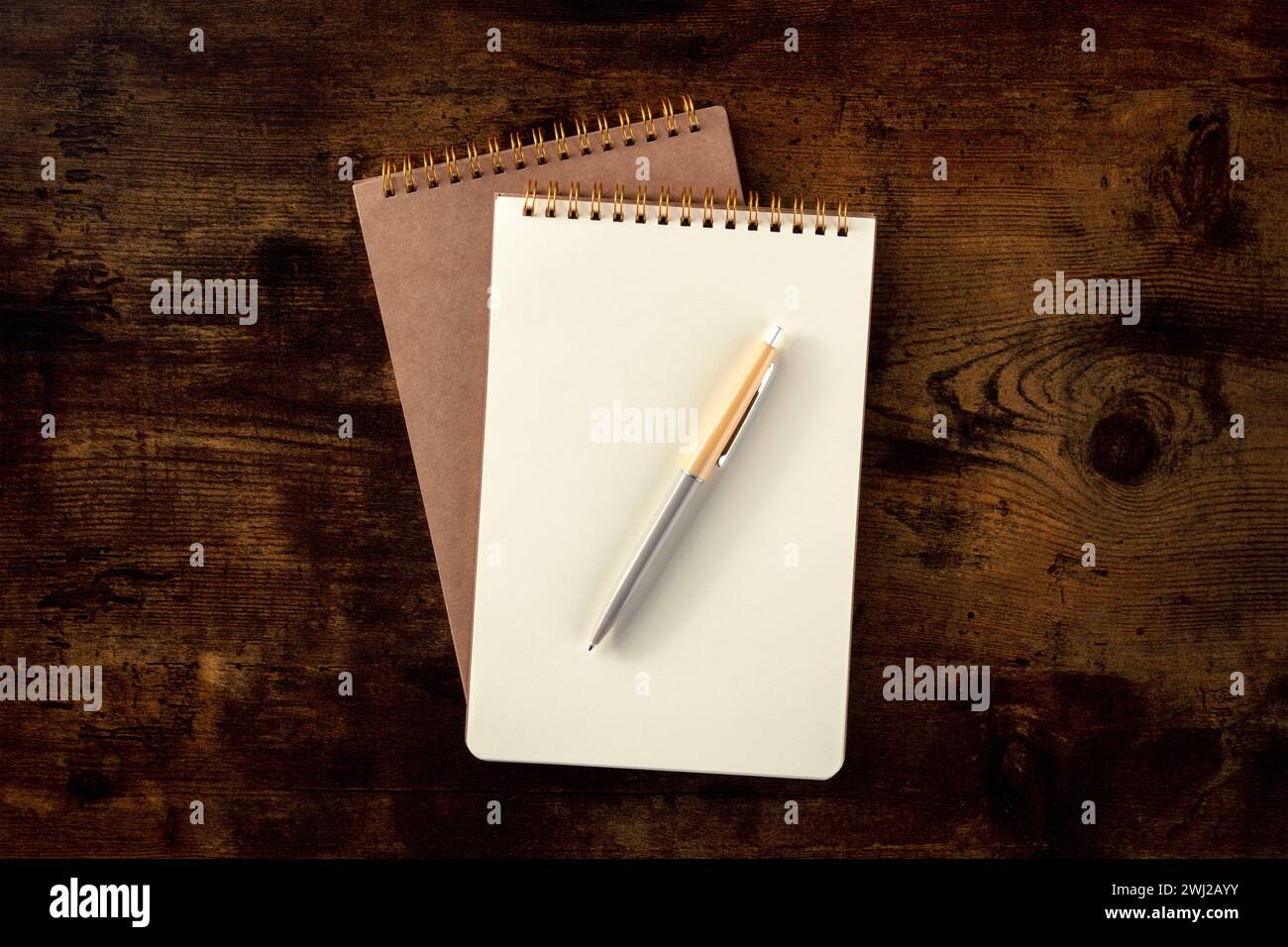 Notebook mockup with a pen, overhead flat lay shot on a wooden desk ...