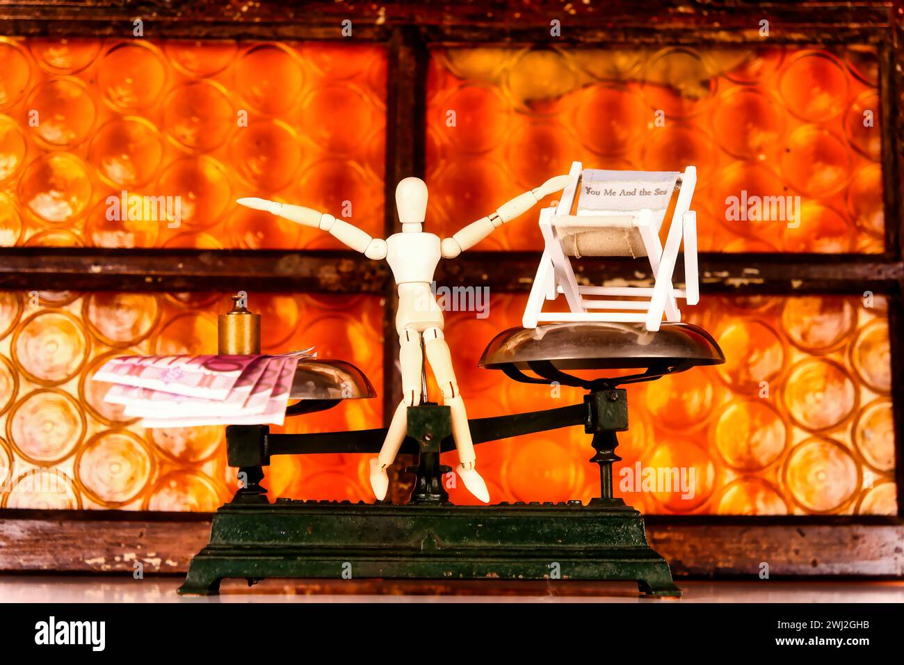 A beam scale compares the weight of money with the weight of time ...