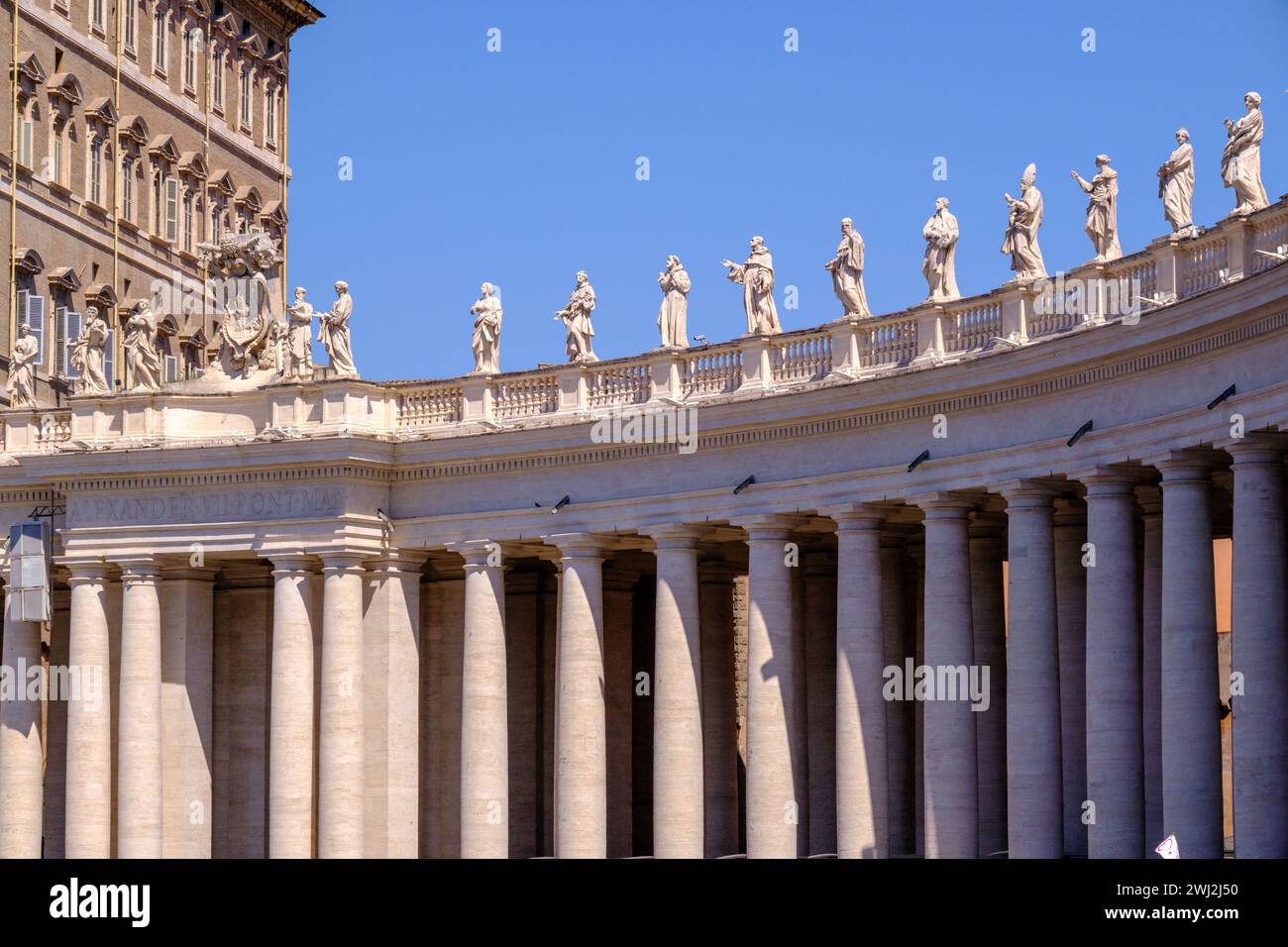 Statues on building roof hi-res stock photography and images - Alamy