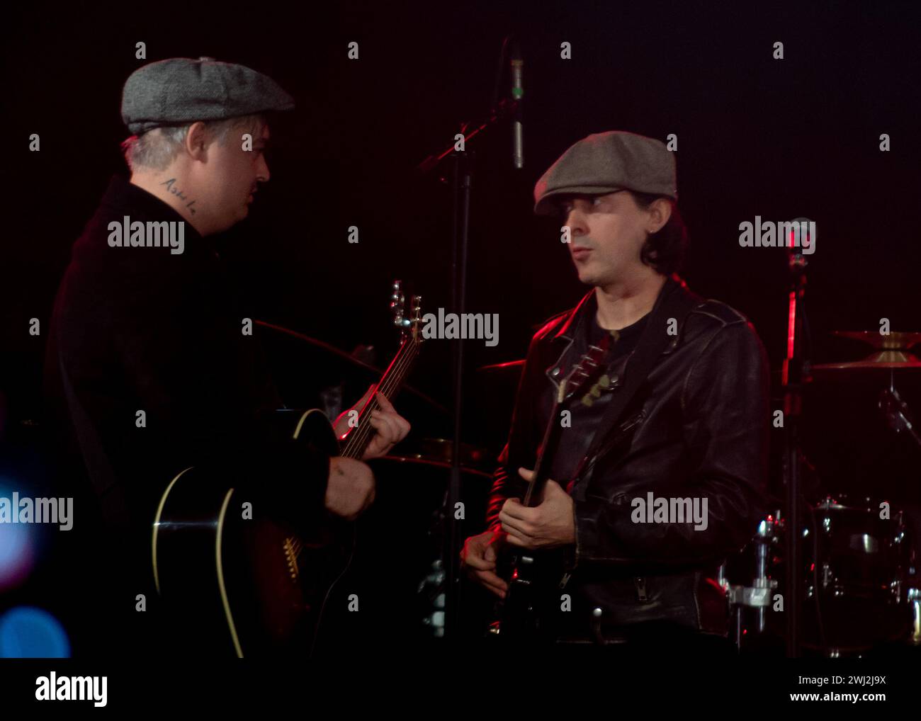 Peter doherty and carl barat acoustic hi-res stock photography and ...