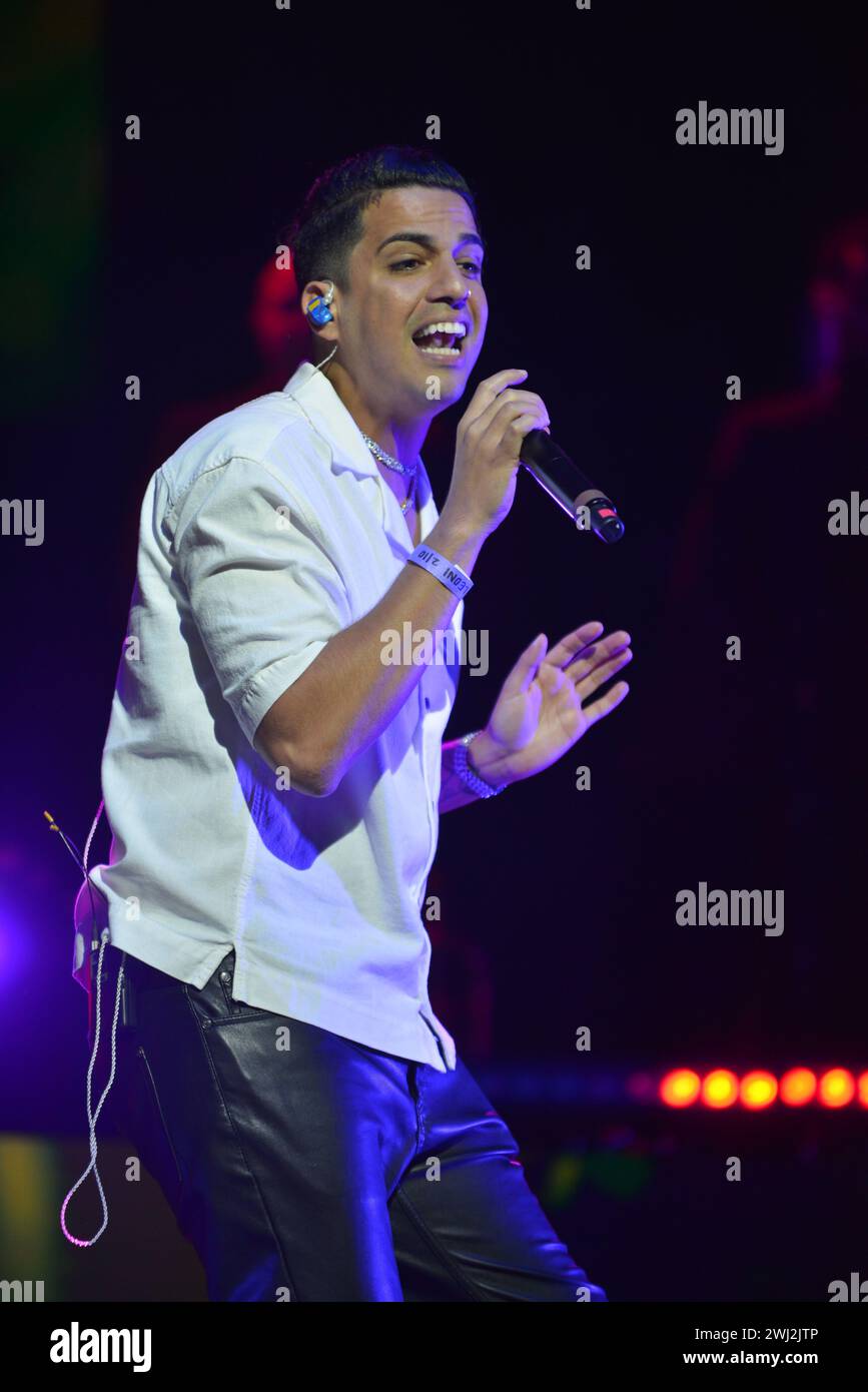 Singer cris hi-res stock photography and images - Alamy