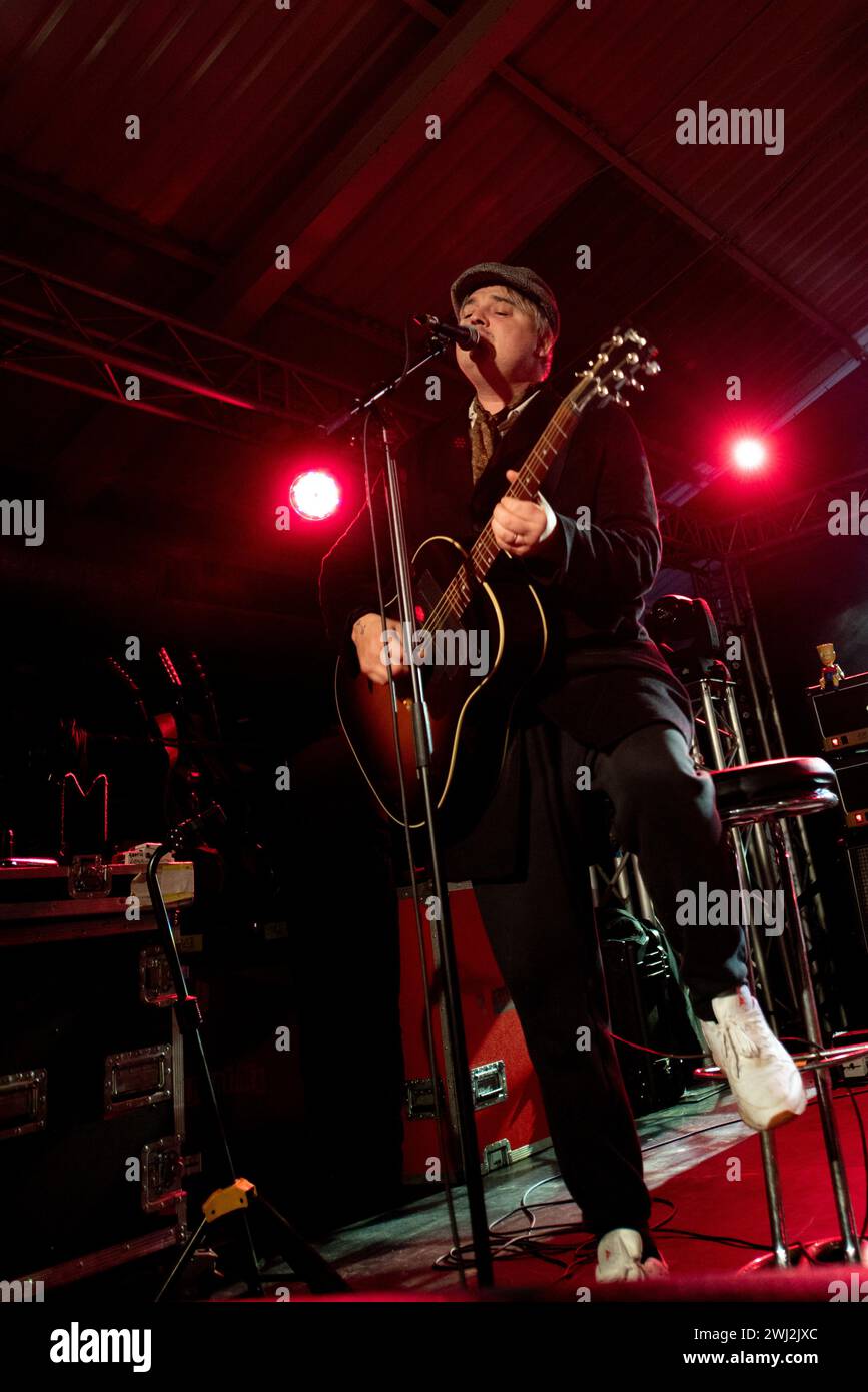 Peter doherty and carl barat acoustic hi-res stock photography and ...