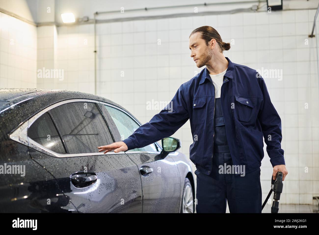 Car washing worker hi-res stock photography and images - Alamy