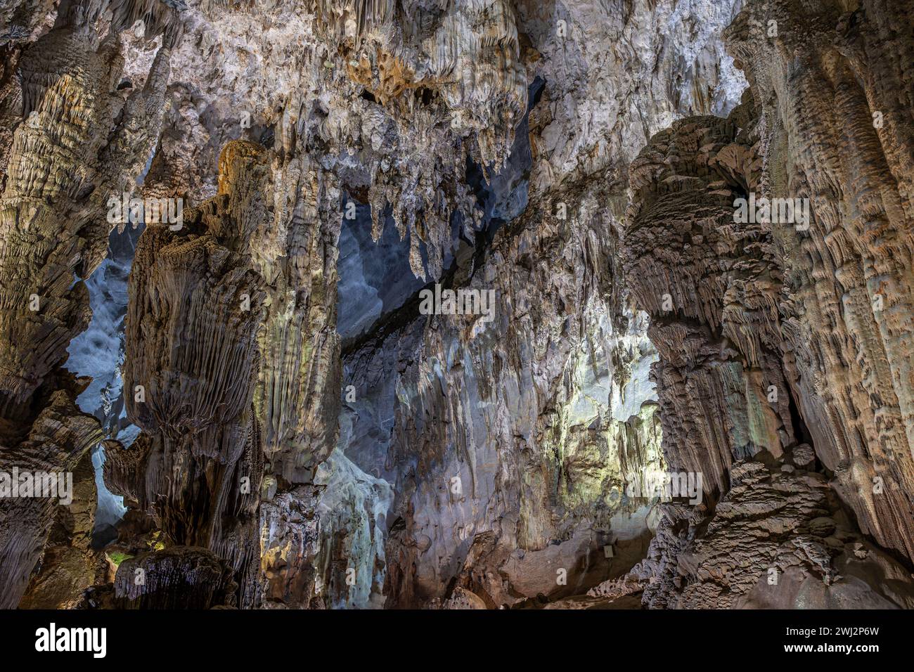 Hang son doong cave in vietnam hi-res stock photography and images - Alamy