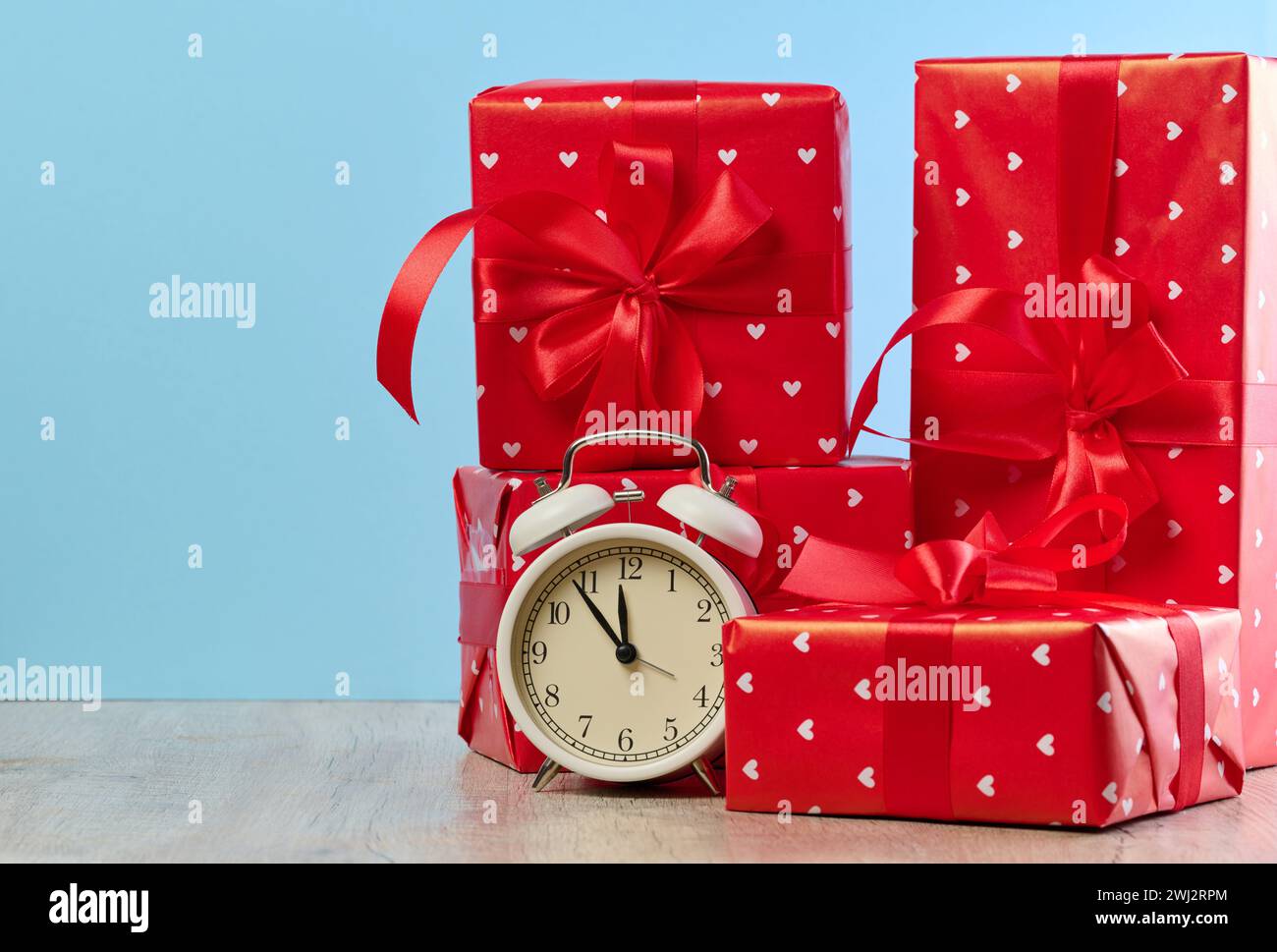 Round gift boxes red hi-res stock photography and images - Alamy