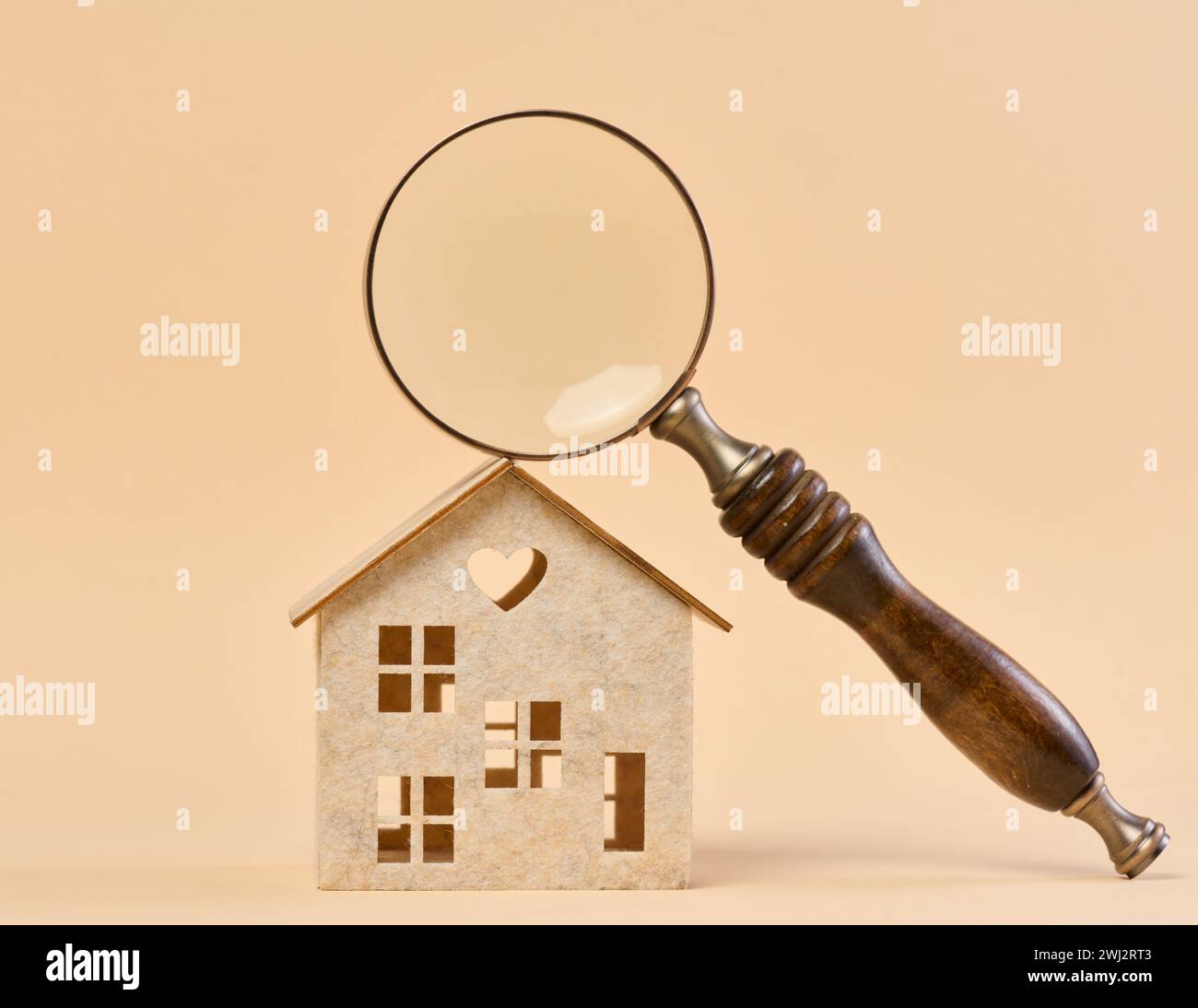 House with magnifying glass hi-res stock photography and images - Alamy