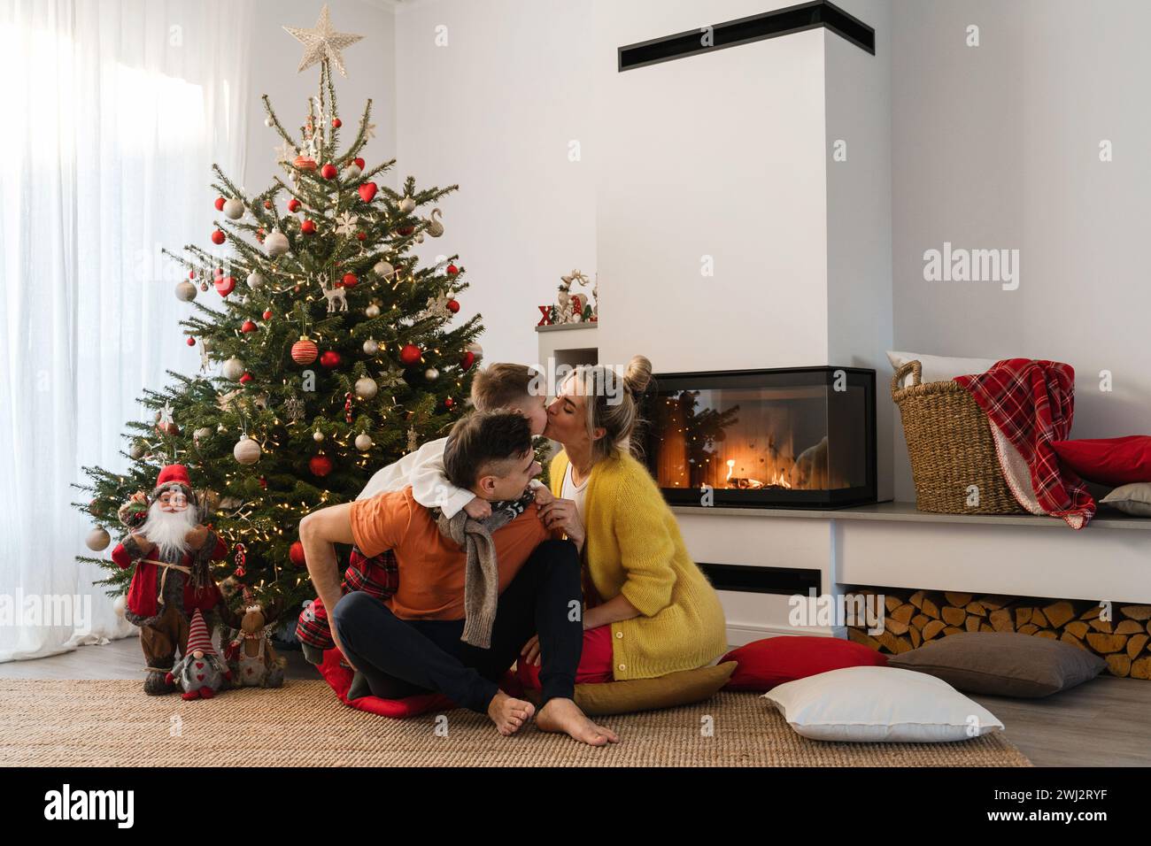 Fireplace family hi-res stock photography and images - Alamy