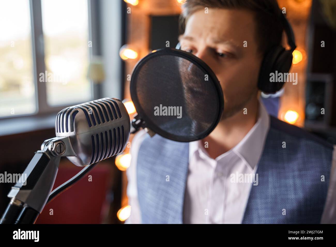 Person singing in a bar or a mic hi-res stock photography and images ...