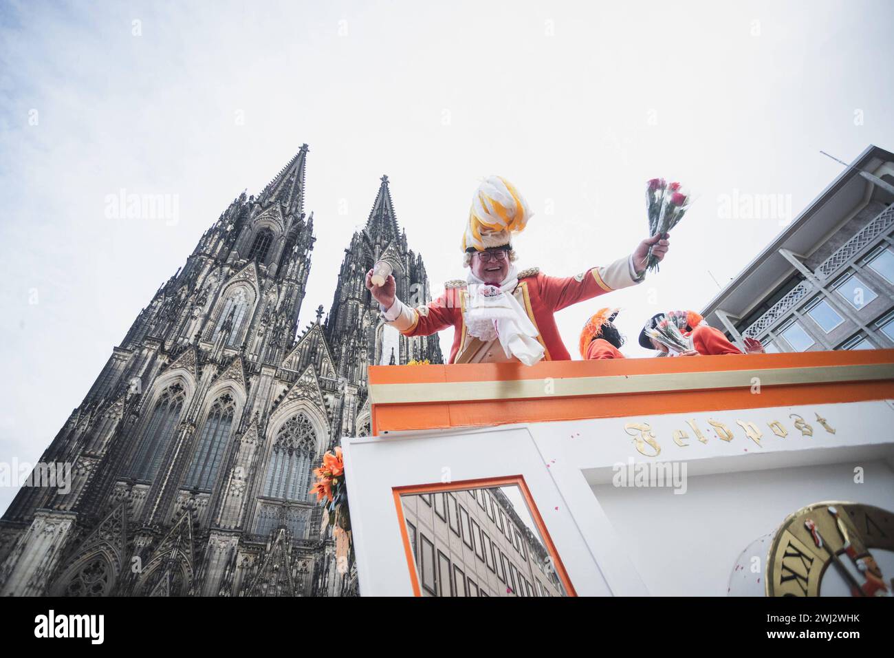 Karneval in Köln, Rosenmontag 2024, Rosenmontagszug, 12.02.2024 Teilnehmer/Teilnehmerin beim ...