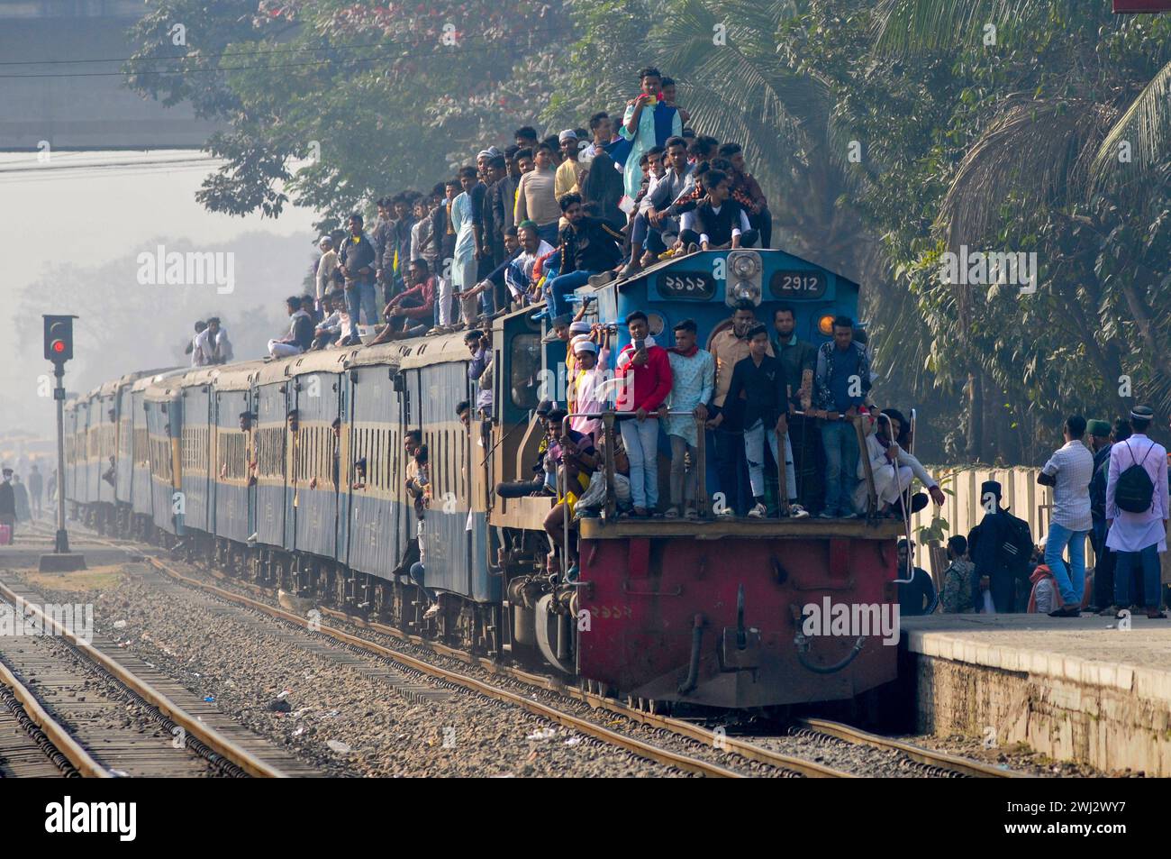 Dhaka, Bangladesh. 11th Feb, 2024. Thousands of Muslim devotees are ...