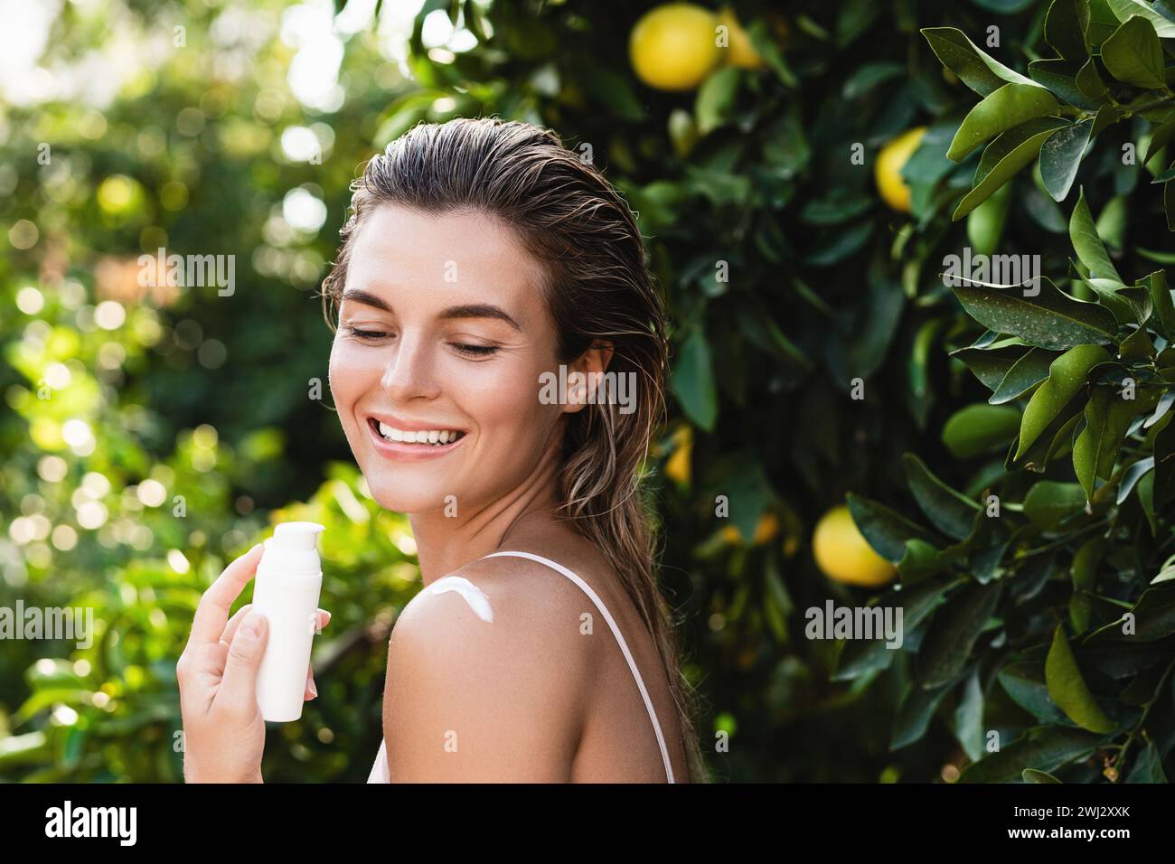 Applying body cream woman hi-res stock photography and images - Alamy