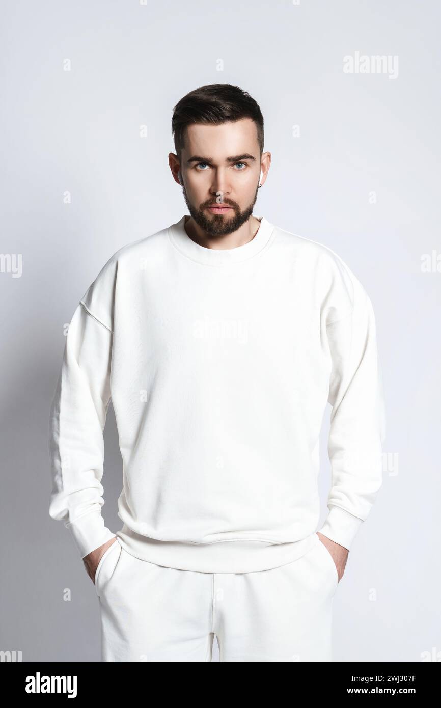 Man wearing earbuds hi-res stock photography and images - Alamy