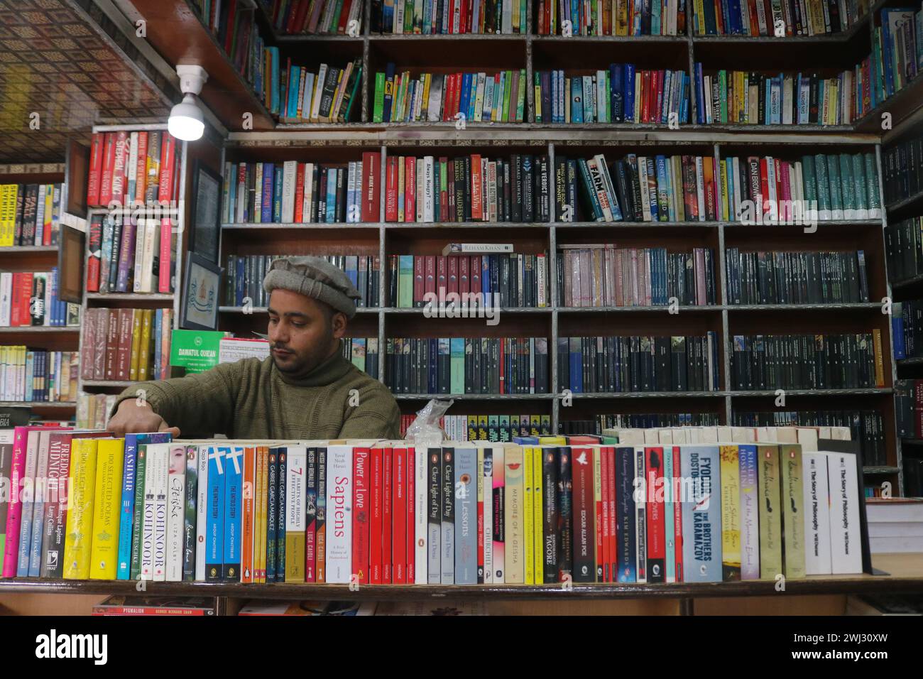 Kashmiri bookstore hi-res stock photography and images - Alamy