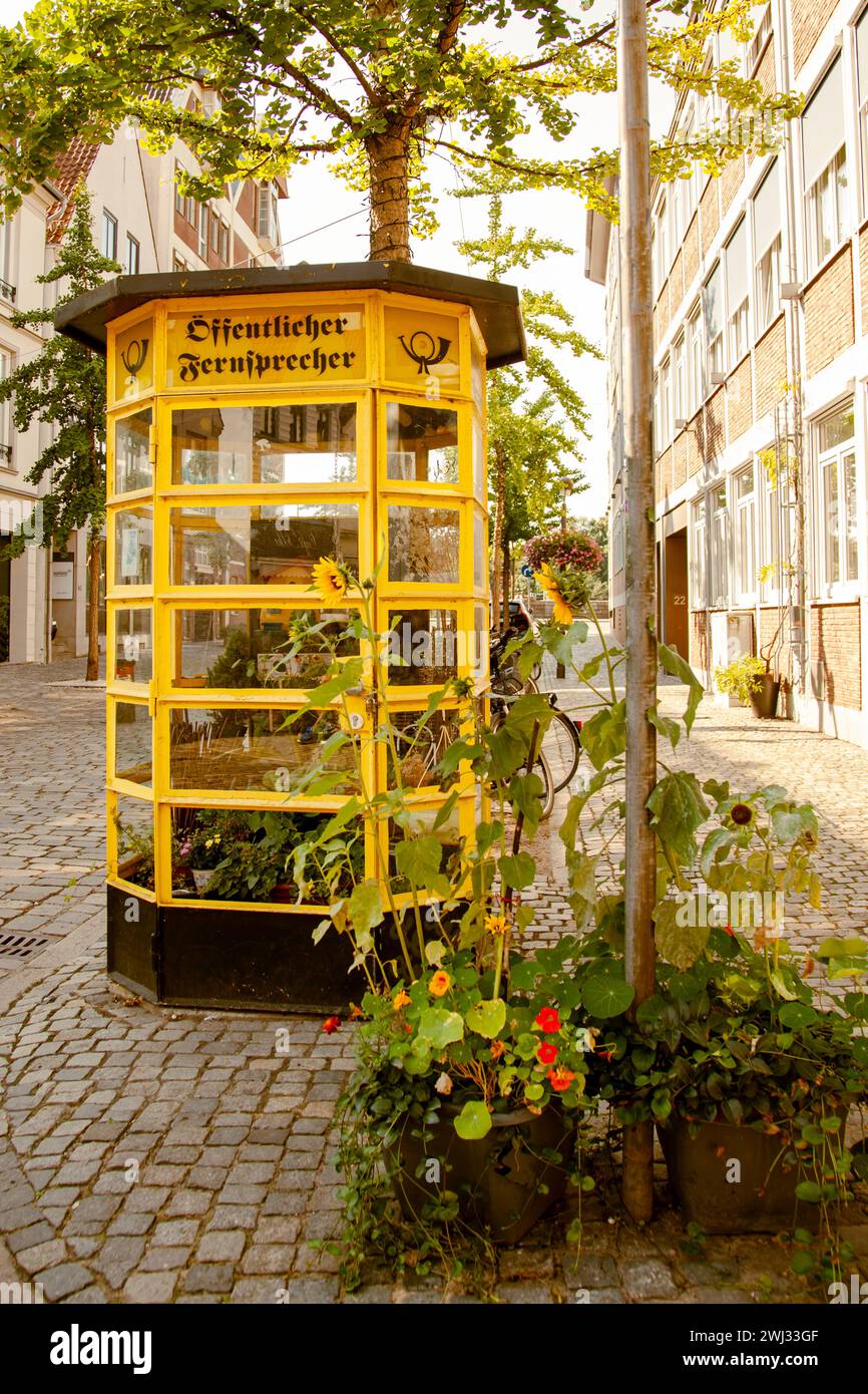 German telephone box hi-res stock photography and images - Alamy