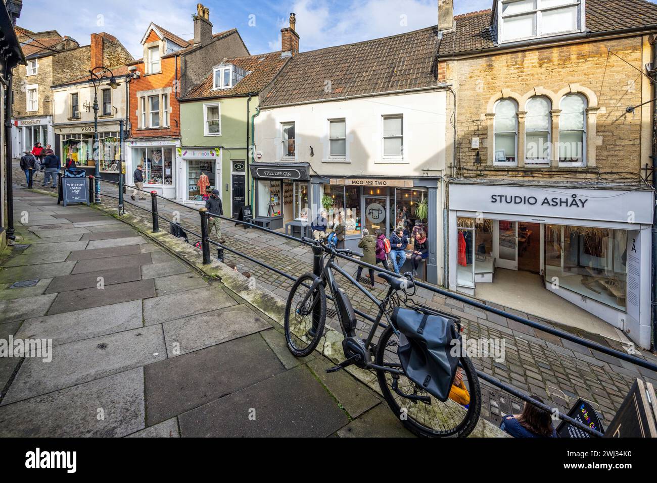 Shops and cobblestones on historic Catherine Hill in Frome, Somerset ...