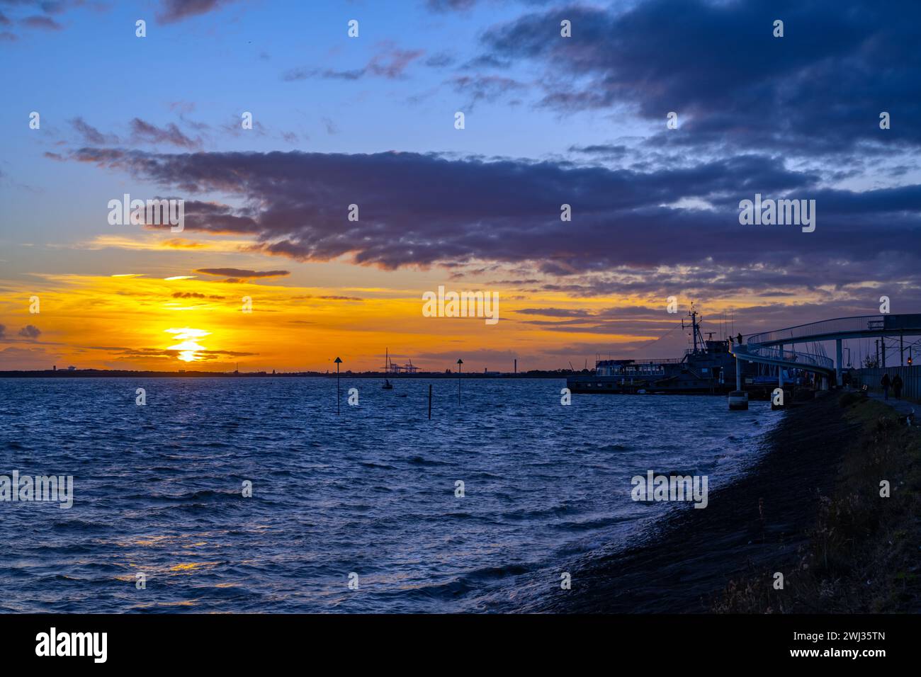 Sunset from Chalkwell Beach Southend-on-Sea Stock Photo - Alamy