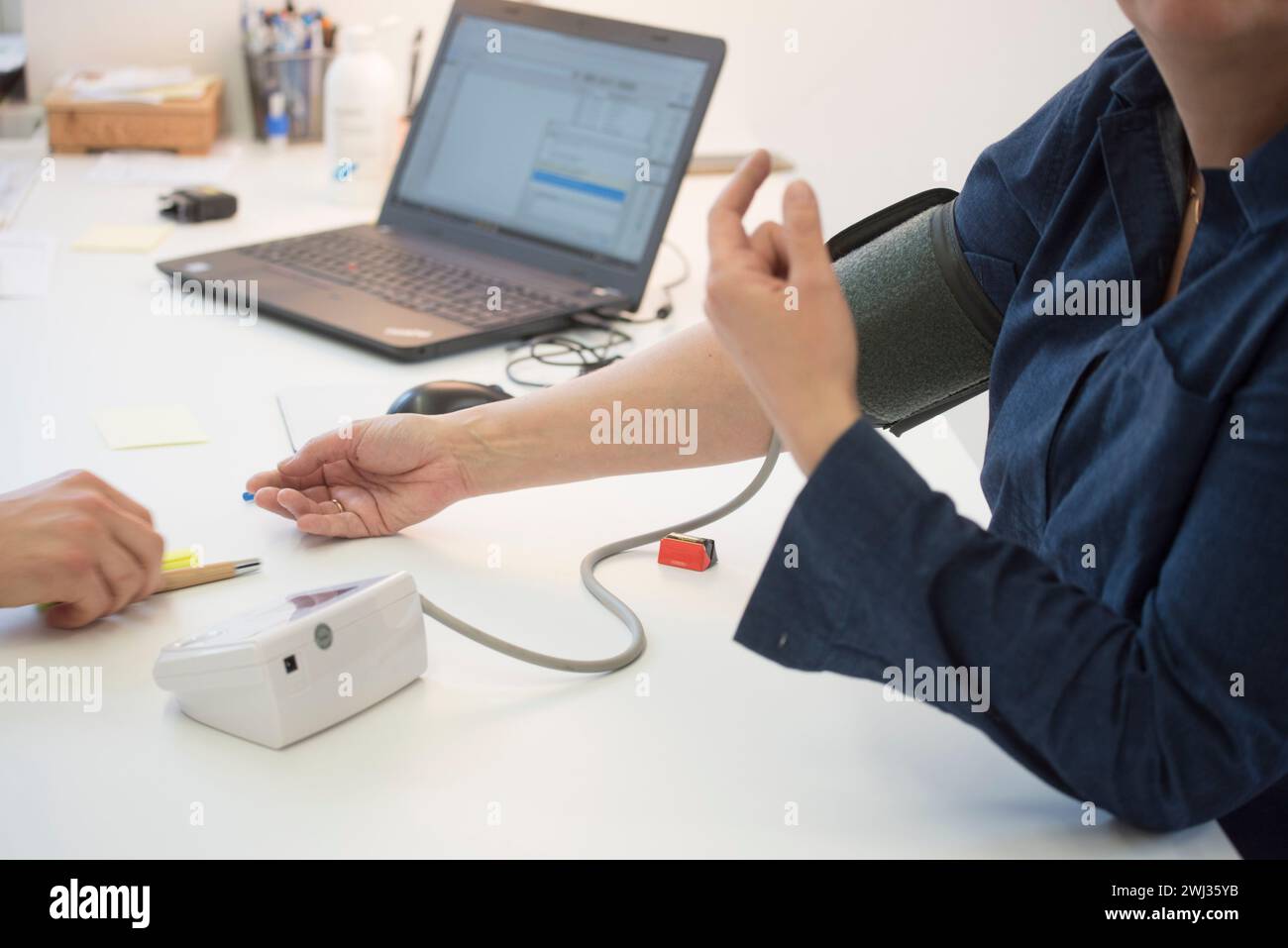 Doctor diagnosis cardiovascular heart hi-res stock photography and ...