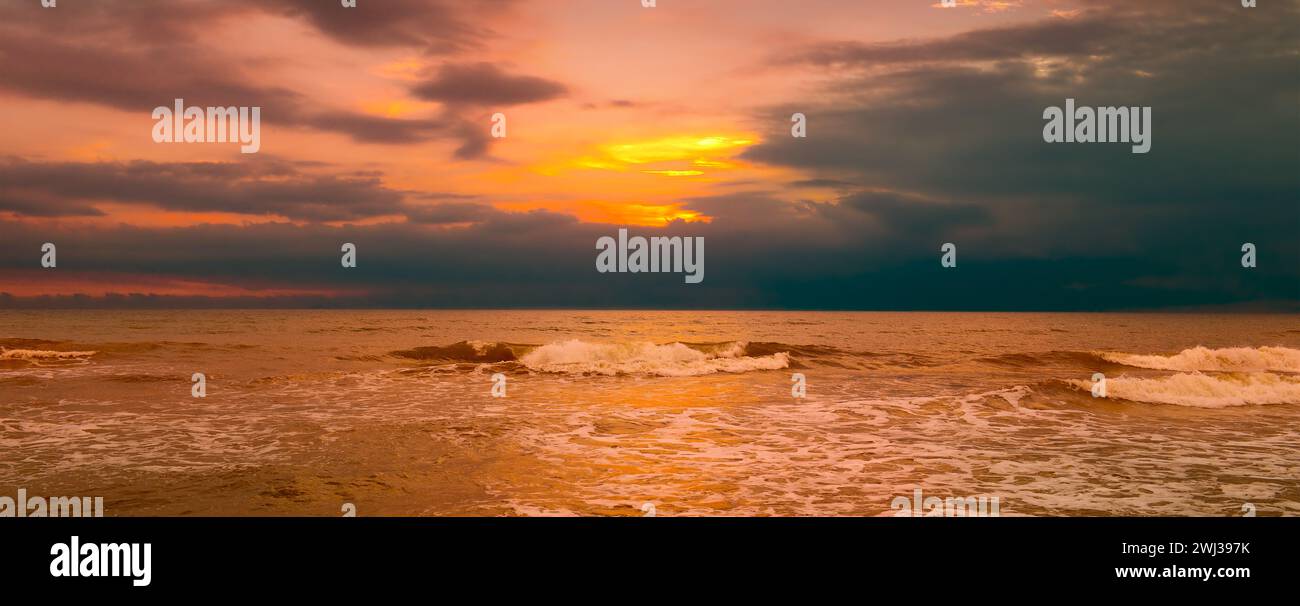 Beautiful colorful sunrise sea hi-res stock photography and images - Alamy