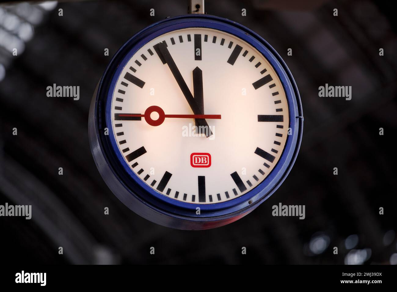 Station clock platform hi-res stock photography and images - Alamy