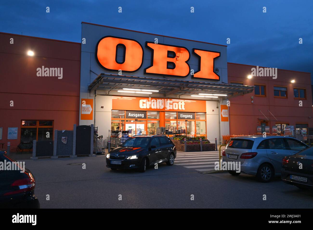 Baumarktkette OBI,Baumarkt, Aussenansicht einer Filiale in Muenchen mit ...