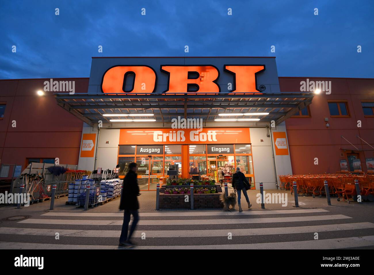 Baumarktkette OBI,Baumarkt, Aussenansicht einer Filiale in Muenchen mit ...