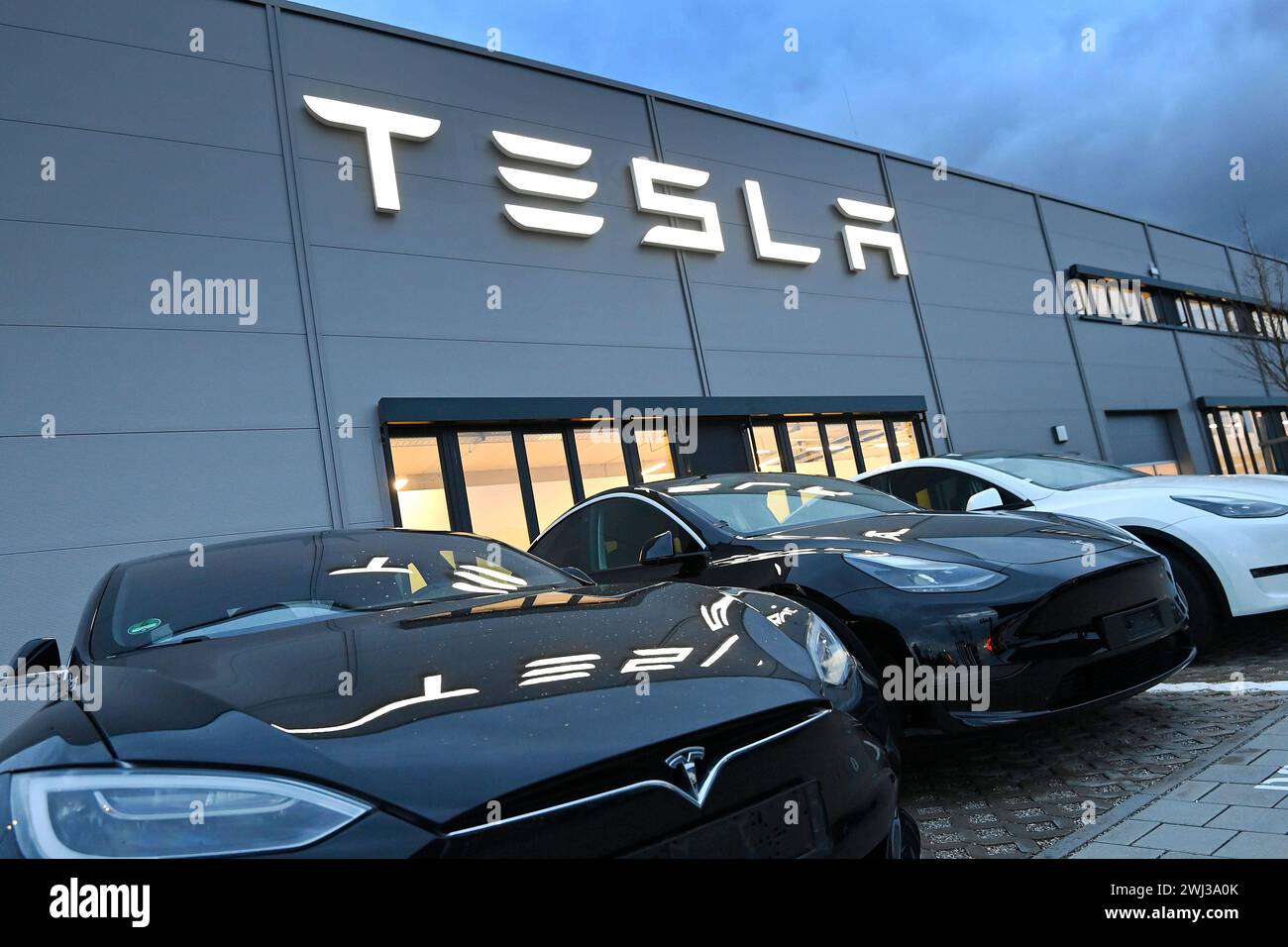 Tesla Motors Autohaus in Parsdoref bei Muenchen. Autohaus,E-Autos ...