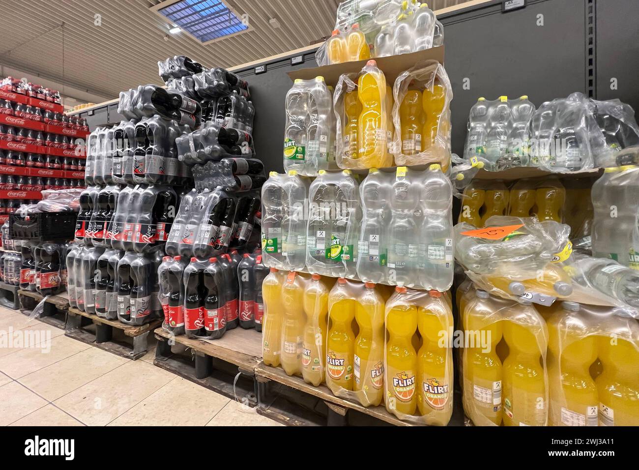 Regal mit Getraenken,Mineeralwasser in PET Flaschen beim Discounter ...