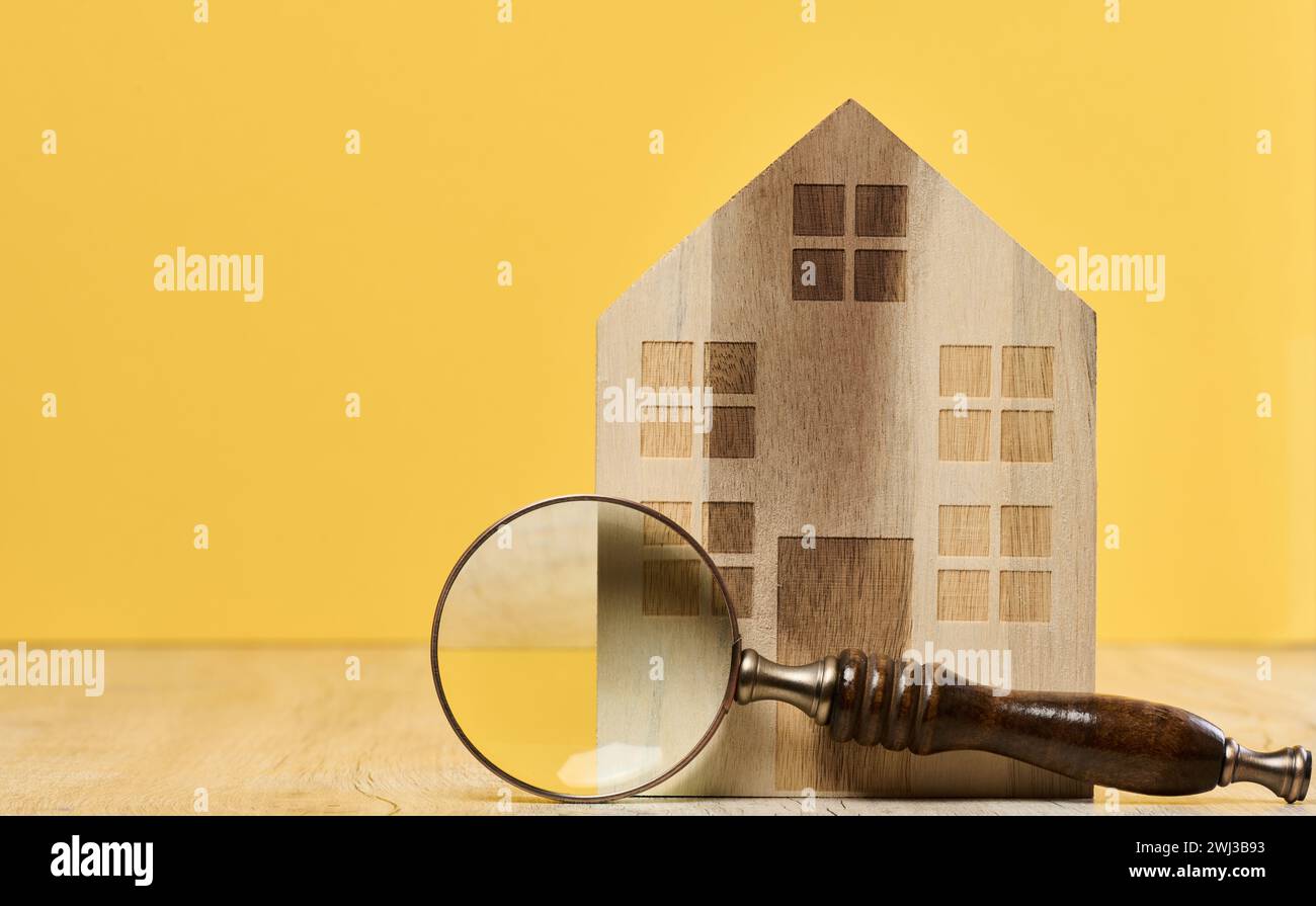 House with magnifying glass hi-res stock photography and images - Alamy