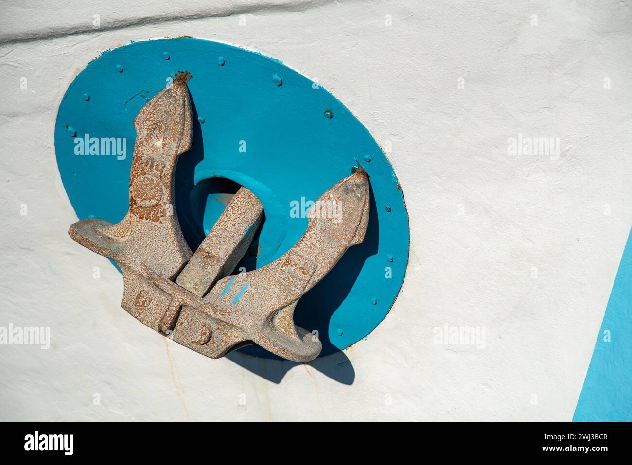 Rusty Anchor on white boat Stock Photo - Alamy