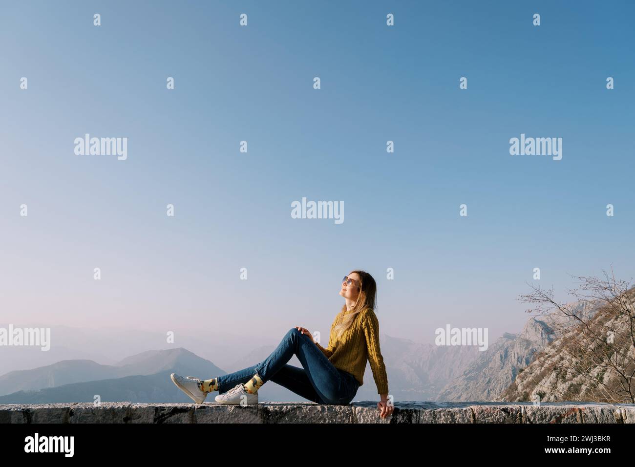 Leaning on one side hi-res stock photography and images - Alamy