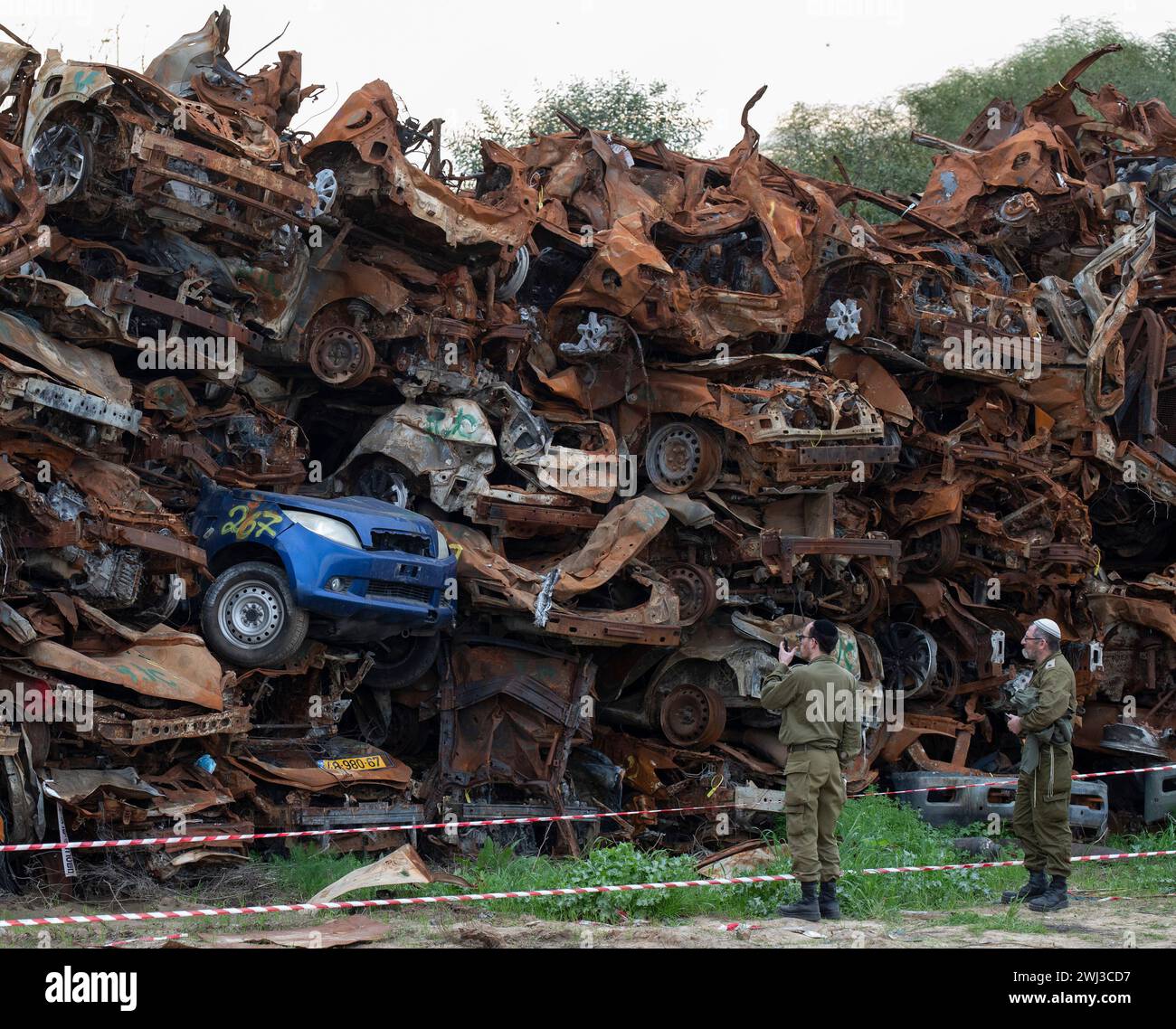 Cars destroyed hi-res stock photography and images - Alamy