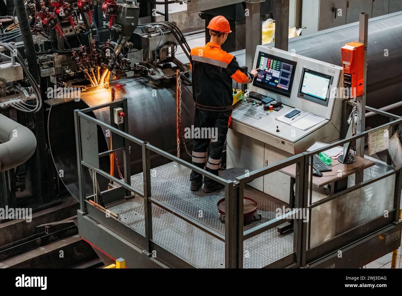 Longitudinal tack welding machine for welding of outer seam of steel ...