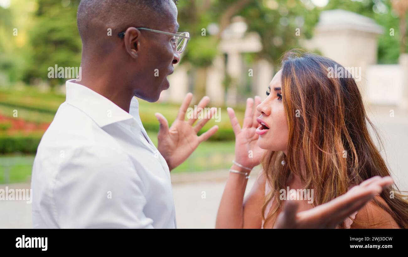 Couple arguing and yelling in the street Stock Photo - Alamy