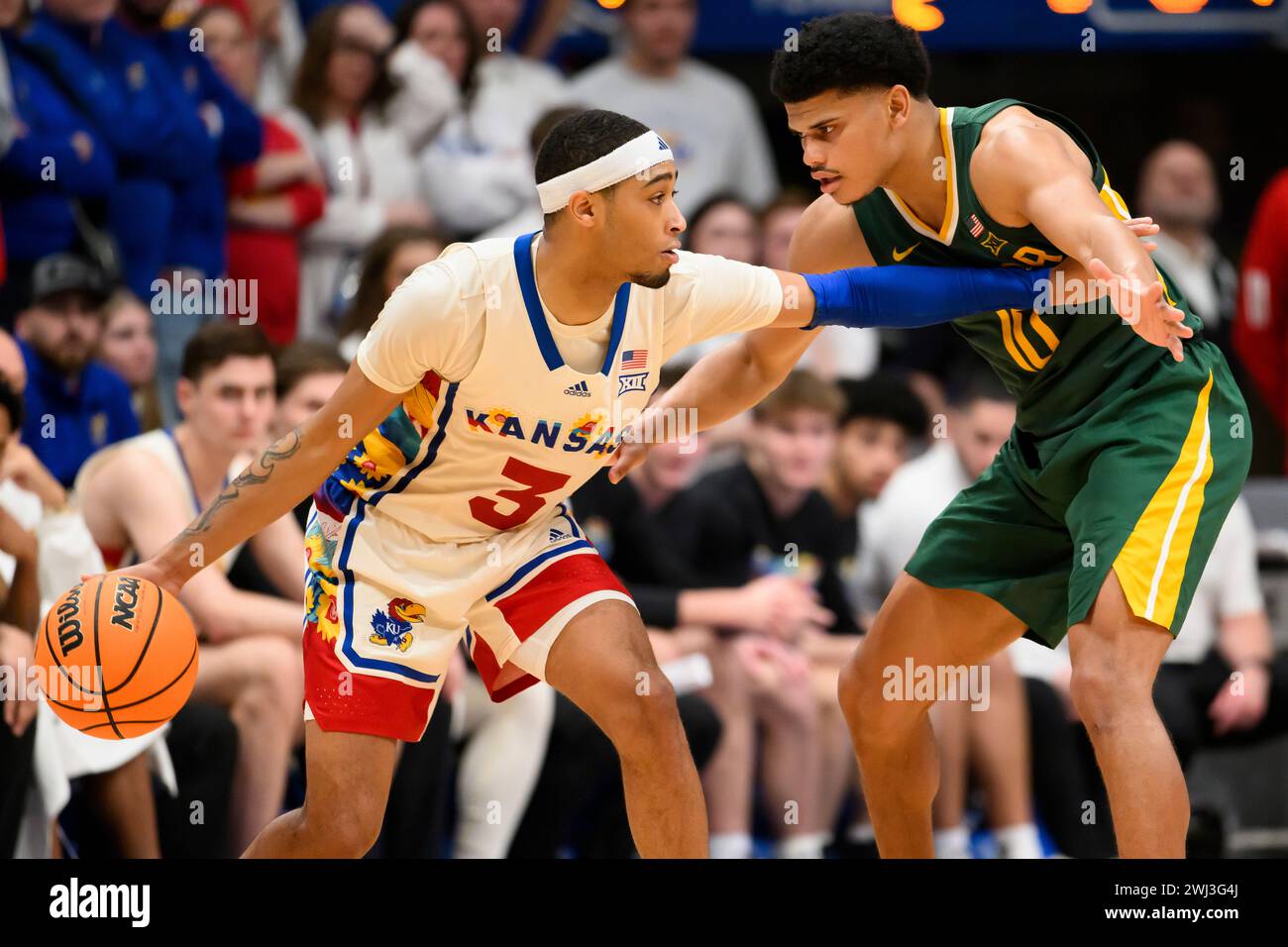 Baylor guard RayJ Dennis (10) guards Kansas guard Dajuan Harris Jr. (3 ...