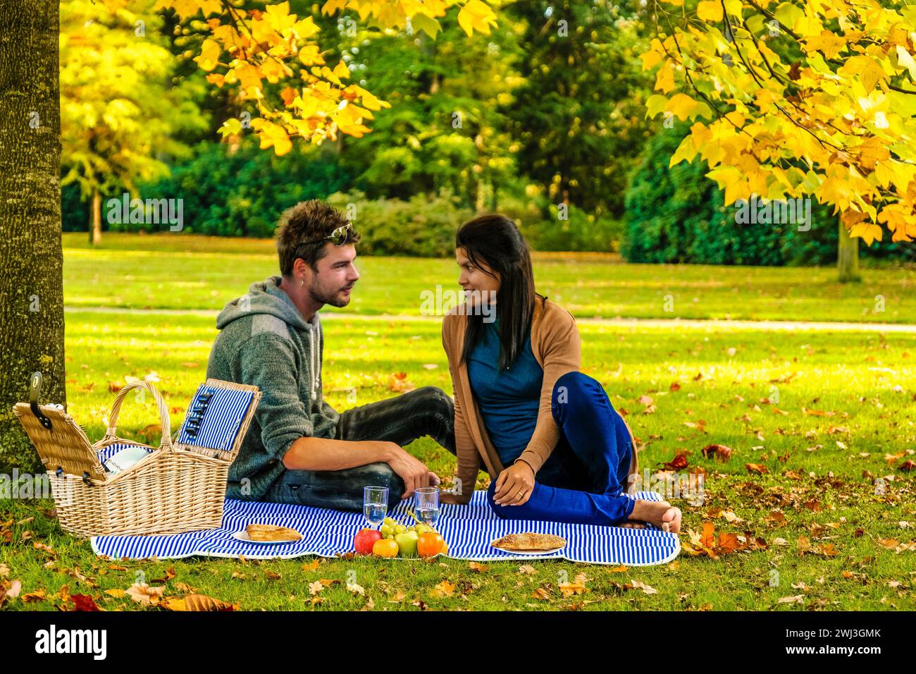 Picnic under tree hi-res stock photography and images - Alamy
